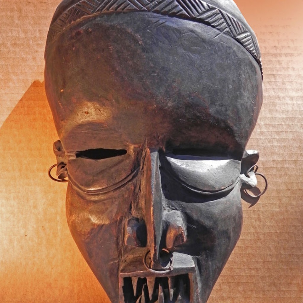 Central African mask with nasty smile – Masks of the World