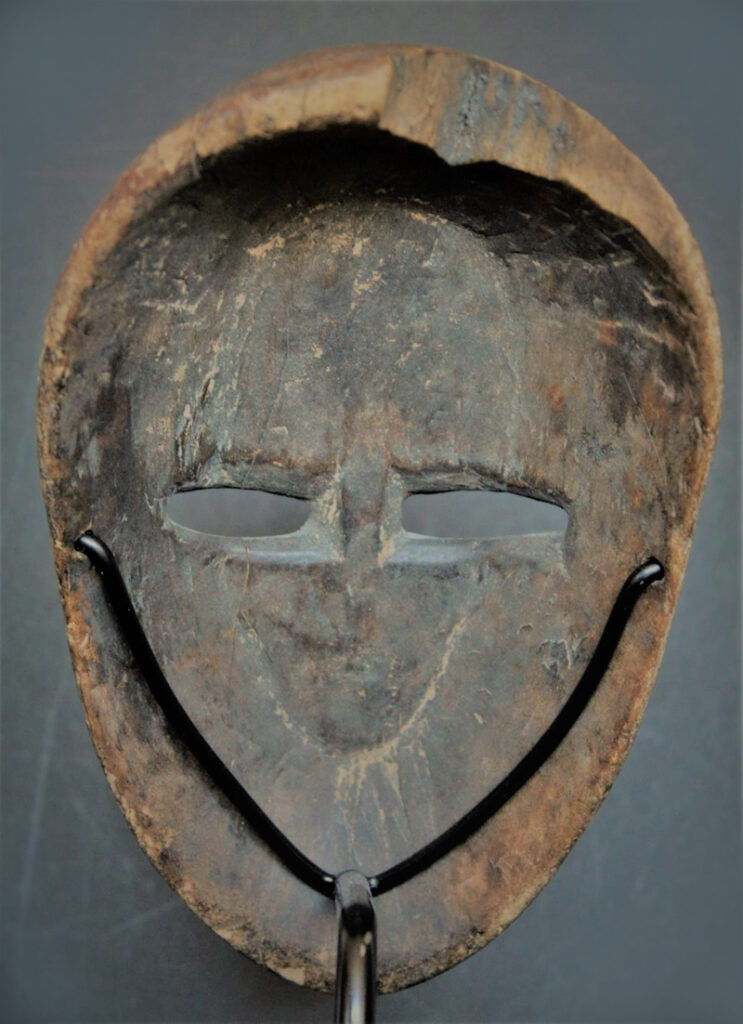 Beautiful African mask – Masks of the World